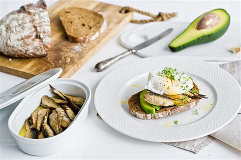 아보카도와 검은 빵 샌드위치 삶은 계란과 Sprats 흰색 배경 측면 보기 갈색에 대한 스톡 사진 및 기타 이미지 갈색