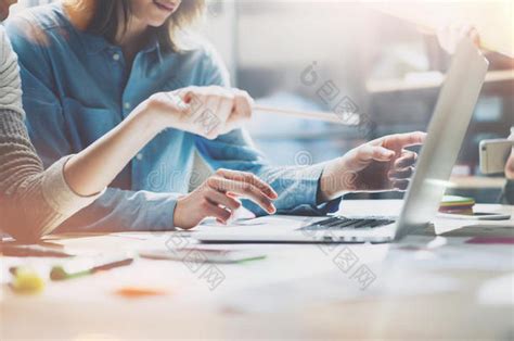同事团队照片在现代办公室项目经理工作新想 包图企业站