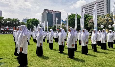 Peringati Hari Santri Ratusan Santri Ramaikan Halaman Gedung Grahadi