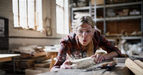 목공 작업장에서 실내에서 고글을 쓰고 제품을 작업하는 여성 목수 사진 Unsplash의 목수 이미지