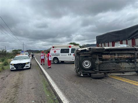 Chocan Dos Camionetas En Escuinapa Una Terminó Volcando Y Atravesada