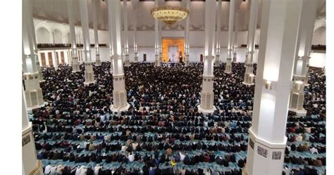 الآلاف يؤدون أول صلاة جمعة في ثالث أكبر مسجد في العالم