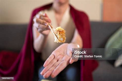 집에서 소스를 곁들인 플라스틱 패키지에서 테이크아웃 또는 배달 초밥을 먹는 여성 가정 생활에 대한 스톡 사진 및 기타 이미지 가정 생활 가정의 방 간장 Istock