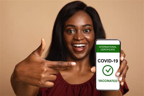 예방 접종 증명서와 스마트 폰을 보여주는 감정적 인 흑인 여성 전화에 대한 스톡 사진 및 기타 이미지 전화 보여주기 여자 Istock