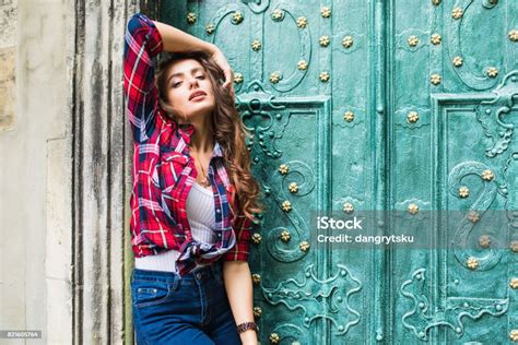 배경 녹색 빈티지 문 여름 시티에서 캐주얼 옷을 입고 귀여운 웃는 여자의 초상화를 닫습니다 갈색 머리에 대한 스톡 사진 및 기타 이미지 갈색 머리 거리 걷기 Istock