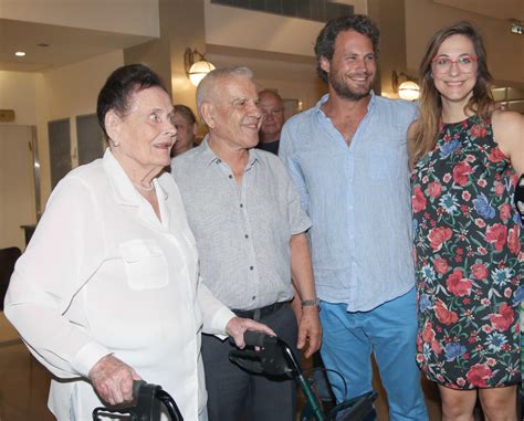 קרן פלס מפרגנת לסבתא של הגבר שלה Tmi