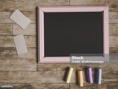 초판과 나무 테이블 위에 다채로운 분필 3d 일러스트레이션 0명에 대한 스톡 사진 및 기타 이미지 0명 교육 다중 색상