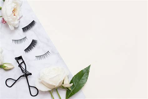 밝은 배경에 흰색 꽃과 거짓 속눈썹 확장 상단 보기 뷰티 컨셉 공간을 복사합니다 속눈썹에 대한 스톡 사진 및 기타 이미지