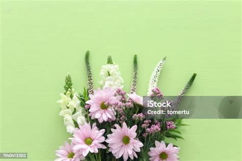 파스텔 녹색 나무 배경 위에 분홍색과 흰색 꽃의 봄 꽃다발입니다 평면도 평 신도 8세기에 대한 스톡 사진 및 기타 이미지 8
