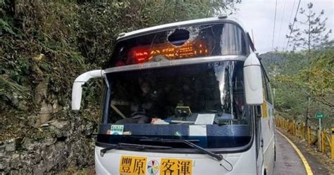 險！8時8分中橫台8便道遇落石 公車前擋破大洞15人嚇壞 社會 Ctwant