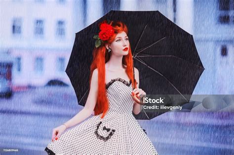 젖은 날씨 가 비입니다 폴카 도트 드레스에 외로운 여자 검은 우산을 잡으십시오 도시에 비가 젖은 우산 거리의 배경 여자는 빗 속에서 잡혔다 외로운 불행 소녀 꽃 식물에 대한