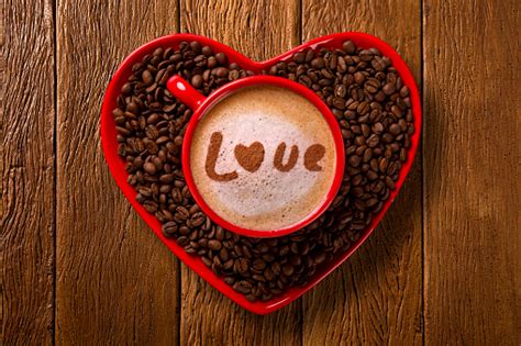 오래된 나무 배경에 장식 된 커피와 심장 모양의 레드 컵과 커피 접시 맨 위 보기 영어로 커피로 쓰여진 사랑 모양 0명에 대한 스톡 사진 및 기타 이미지 Istock