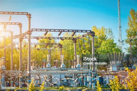 고전압 전력 전기 변전소 배전 타워가있는 전기 변전소의 일부 변전소의 배전 장비 전기 소비 전기 변전소에 대한 스톡 사진 및 기타 이미지 Istock