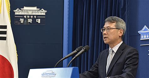 브리핑하는 청와대 홍보수석