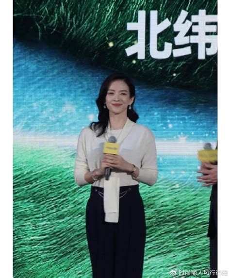 章子怡在国内的新照来了！穿衬衣黑裤参加活动，再一次惊艳大家