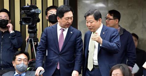 대화하는 김기현 대표 이철규 사무총장