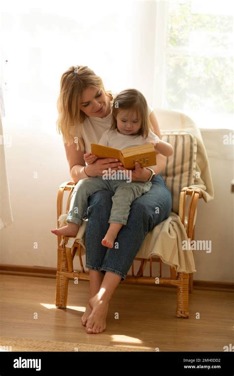 Maman Et Sa Fille Lisent Un Livre Banque De Photographies Et Dimages à