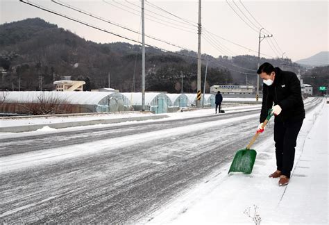 하동군 공무원 관내 주요도로 제설작업 오마이포토