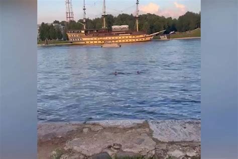 Два парня и две девушки утонули в центре Великого Новгорода решив