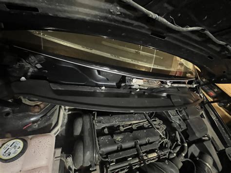 Замена молдинга(уплотнителя) лобового стекла — Ford Focus Sedan II, 1,6 ...