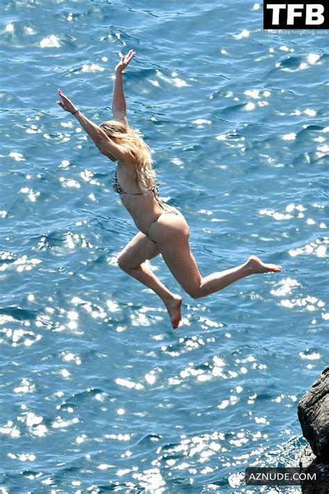 Kate Hudson Sexy Seen Showing Off Her Hot Ass Wearing A Bikini At The