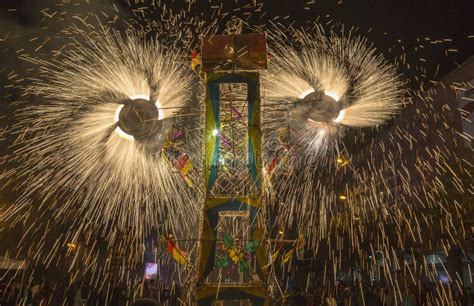 Castillo De Fuegos Artificiales Con Ruedas Giratorias Foto Editorial