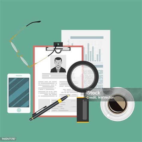 인적 자원 관리 개념 전문 직원 검색 작업 이력서 분석 문서 서류 돋보기 스티커 메모 펜 평면 디자인의 벡터 일러스트레이션 0명에 대한 스톡 벡터 아트 및 기타 이미지