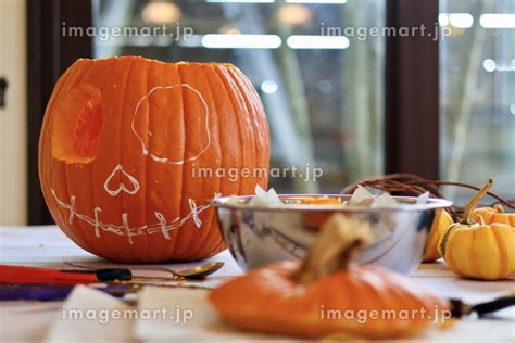 エプロン姿の女性が作るハロウィンのジャックオーランタン ハロウィンのランタンの作り方の写真素材 231091138 イメージマート