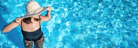 Une Fille Se Tient Dans La Piscine Avec Un Grand Chapeau De Paille Dans