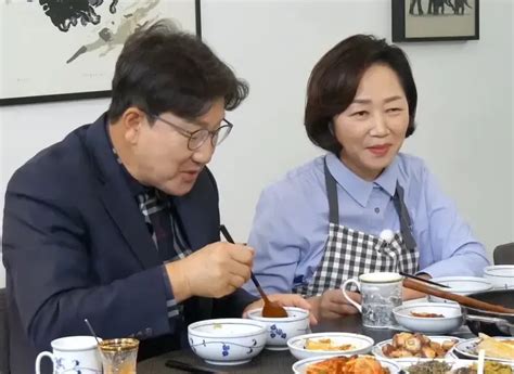 국감 중 비키니 사진 보다 찍힌 권성동 전해진 아내 반응