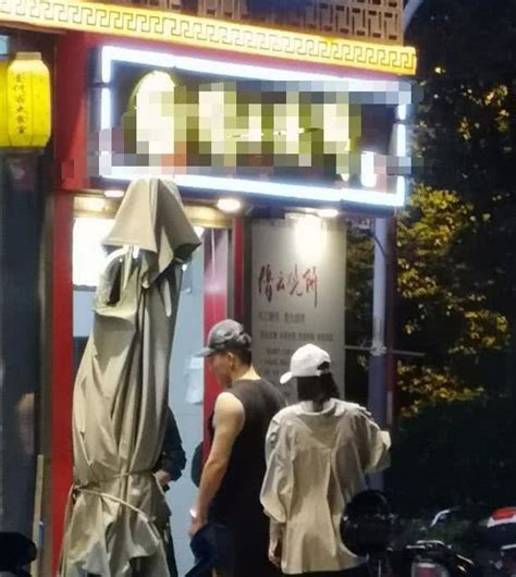 張馨予婚後和何捷逛小吃街，細節暴露，張馨予這樣的美女最值得娶 每日頭條