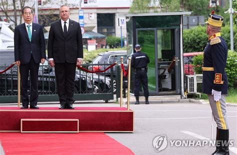 루마니아 의장대 사열하는 한덕수 총리 연합뉴스