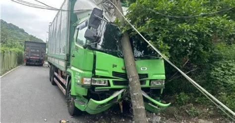 「屎意」擋不住！新北司機未拉手煞車 大貨車下滑撞斷電桿害10工廠停電
