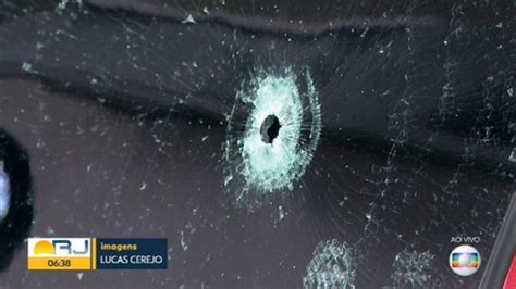 Rapaz é morto a tiros durante assalto em São Gonçalo Rio de Janeiro G