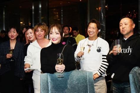 「最高の幕開けになったね」浜崎あゆみ、カウントダウンライブの打ち上げで仲間に囲まれ楽しそうな笑顔を見せる！ スポーツ 写真 Goo