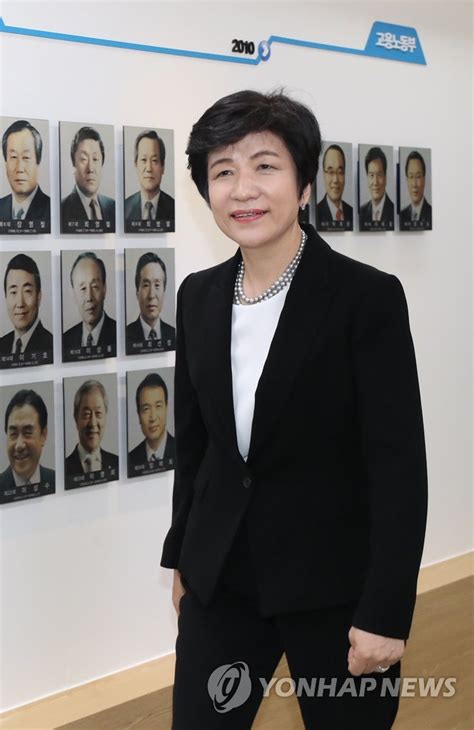 밝은 표정의 김영주 장관