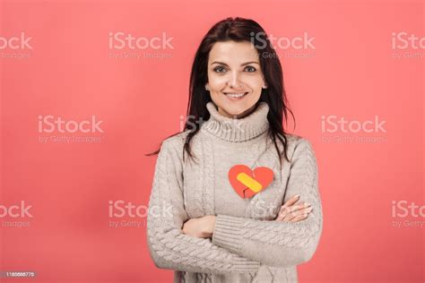 분홍색에 교차 팔로 서 하트 모양의 종이 컷에 노란색 밴드 원조와 쾌활한 여자 건강관리와 의술에 대한 스톡 사진 및 기타 이미지