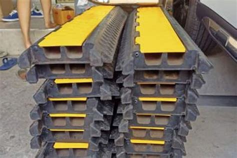 😘ยางป้องกันสายเคเบิ้ล 2 ช่อง ของร้านไทยจราจร ได้ถูกส่งมอบให้กับห้างหุ้นส่วนจำกัดวิเชียร อินเทล