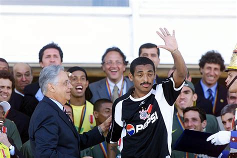 15 Anos Depois Das Cambalhotas FH Reencontra Vampeta Pensei Que Ele
