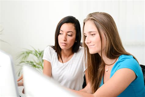 데스크톱 컴퓨터에서 작업 하는 학교 교실에서 두 젊은 여자 여성 학생 20 29세에 대한 스톡 사진 및 기타 이미지 20