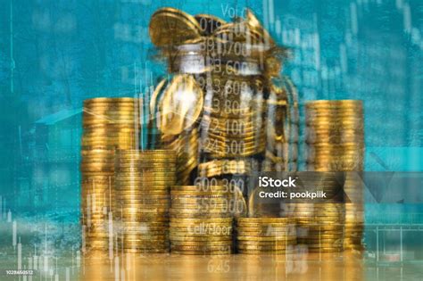 주식 시장 스크린 차트 보드와 캔 들 스틱 금융 비즈니스 및 투자 분석 개념에 대 한 동전 스택의 이중 노출 가격에 대한 스톡 사진 및 기타 이미지 Istock
