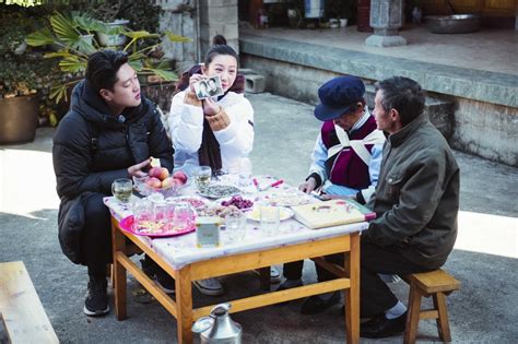 杜江霍思燕为老夫妇补办婚礼 谢娜李娜姜山笑容灿烂