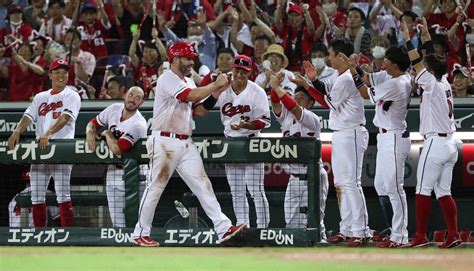 ＜広・ヤ＞7回2死一、二塁、中越えに適時二塁打を放ったデビッドソン（中央）はベンチに戻りナインに迎えられる （撮影・奥 調） ― スポニチ