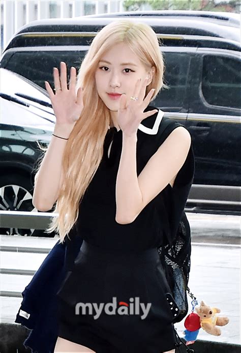 더쿠 블핑 로제 출국짤 너무 귀여워