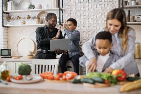 La Madre Feliz Enseña Al Pequeño Hijo De Preescolar A Cortar Verduras