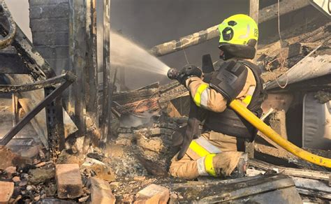 Рятувальники показали стан споруди після удару росії по гіпермаркету у Харкові ФОТО Вечірній Київ