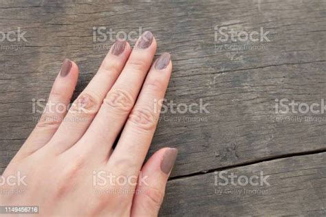 패션 브라운 매니큐어 네일 여성 U2019s 손 손톱 어떤 사용에 대 한 좋은 나무 배경에 폴란드어 가리기에 대한 스톡 사진 및 기타 이미지 Istock