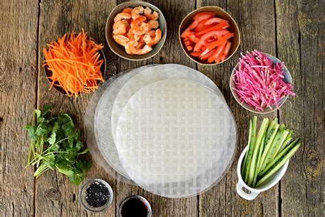 쌀 종이 당근 박 무 토마토 오이 코리 앤 더 및 튀긴 새우를 만들기 위한 재료 Rice Paper Food에 대한 스톡