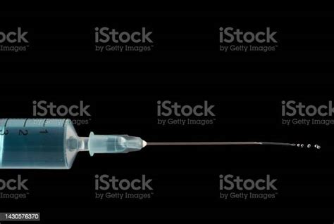 압력하에 배출되는 파란색 액체를 보여주는 의료용 주사기 0명에 대한 스톡 사진 및 기타 이미지 0명 32분 음표 건강