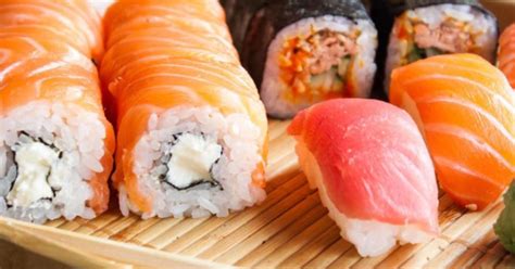 Choc Il Mange Des Sushis Et Extrait Un Ver De La Taille Dun Homme De Son Corps